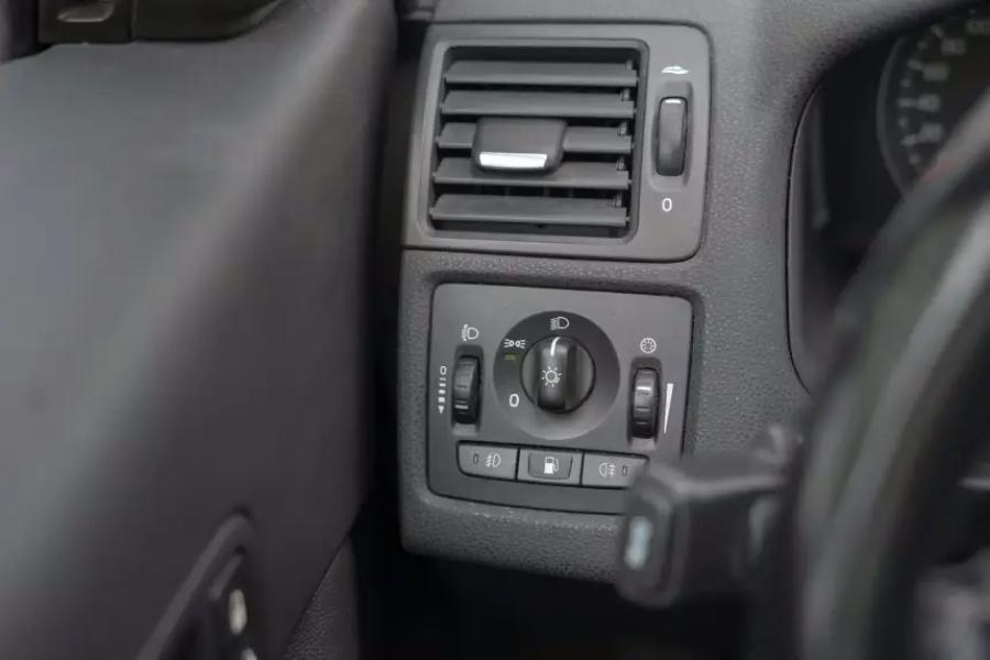 Melns Volvo C30 2009 Liepāja, ar dzinēja tilpumu 1.60 L un nobraukumu 263 tūkst. km par 2800 €, foto 21 vietnē AUTOMOTO.COM.LV