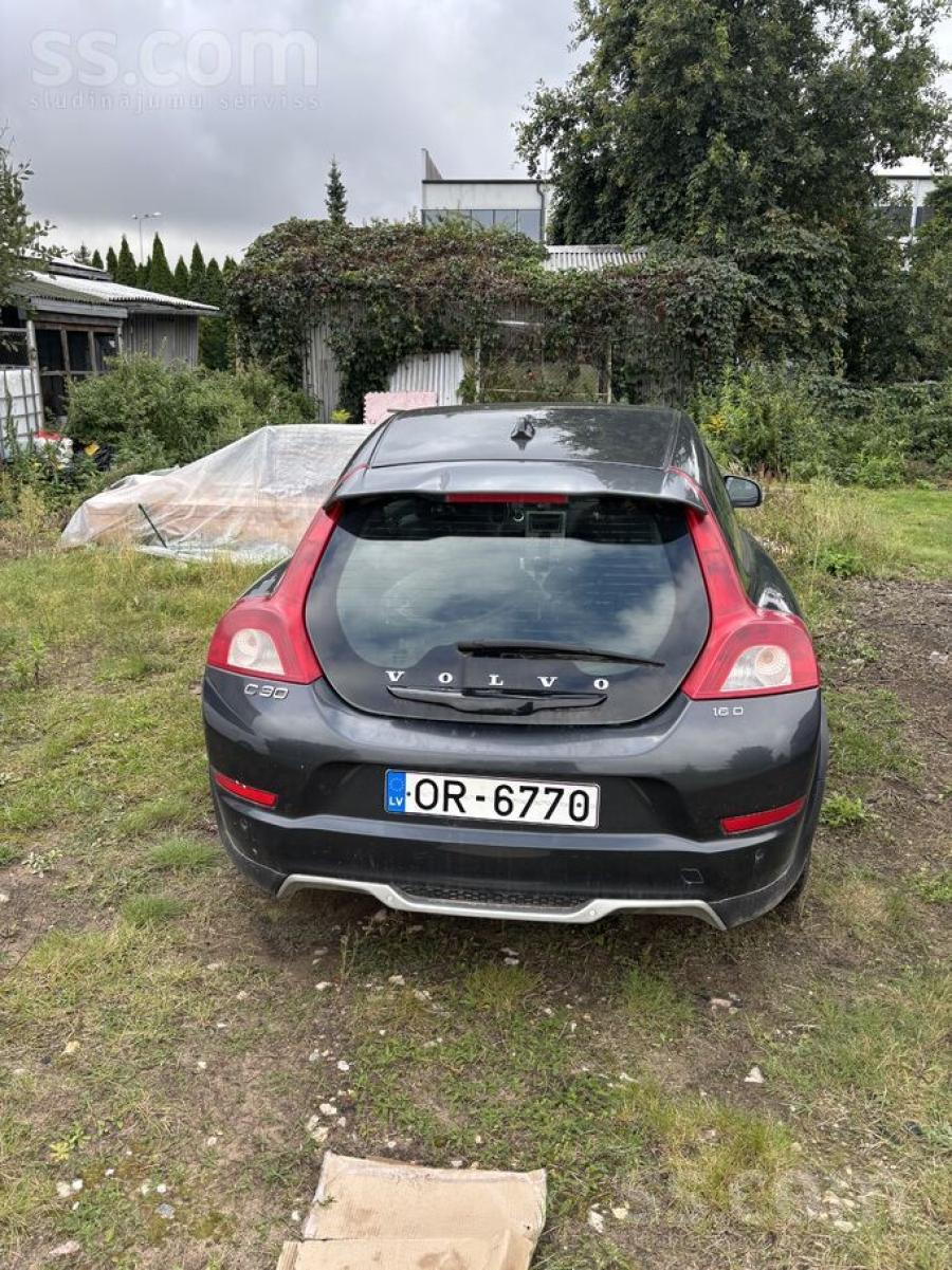 Black Volvo C30 2009 in Jurmala, with an engine capacity of 1.60 L and mileage of 369 thousand km for 1550 €, photo 3 on AUTOMOTO.COM.LV