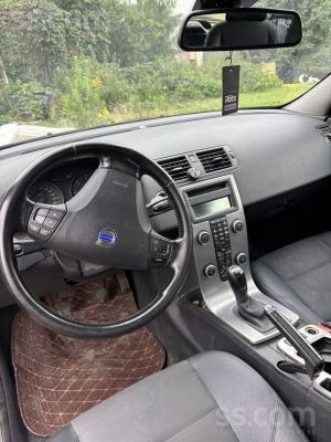 Black Volvo C30 2009 in Jurmala, with an engine capacity of 1.60 L and mileage of 369 thousand km for 1550 €, photo 5 on AUTOMOTO.COM.LV