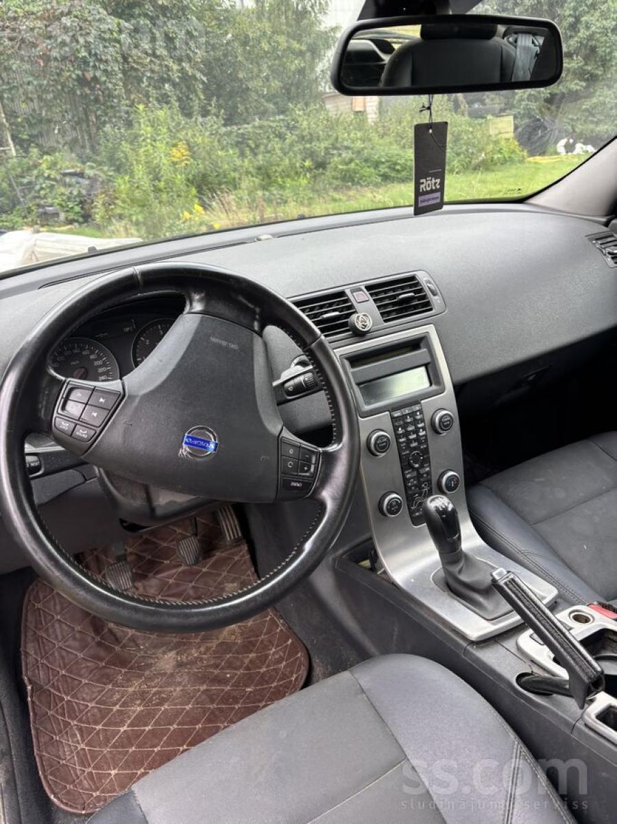 Black Volvo C30 2009 in Jurmala, with an engine capacity of 1.60 L and mileage of 369 thousand km for 1550 €, photo 5 on AUTOMOTO.COM.LV