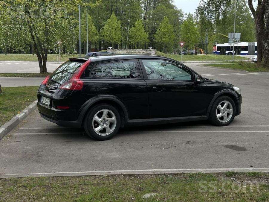 Melns Volvo C30 2010 Rīga, ar dzinēja tilpumu 2.00 L un nobraukumu 245 tūkst. km par 3500 €, foto 4 vietnē AUTOMOTO.COM.LV