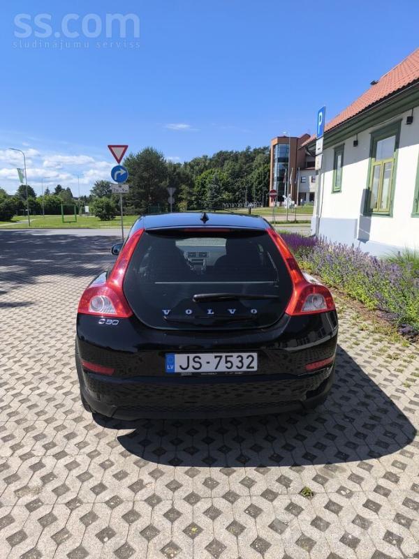 Black Volvo C30 2010 in Riga, with an engine capacity of 1.60 L and mileage of 213 thousand km for 3350 €, photo 4 on AUTOMOTO.COM.LV