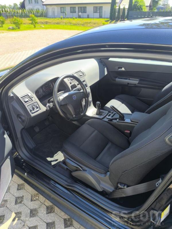 Black Volvo C30 2010 in Riga, with an engine capacity of 1.60 L and mileage of 213 thousand km for 3350 €, photo 10 on AUTOMOTO.COM.LV