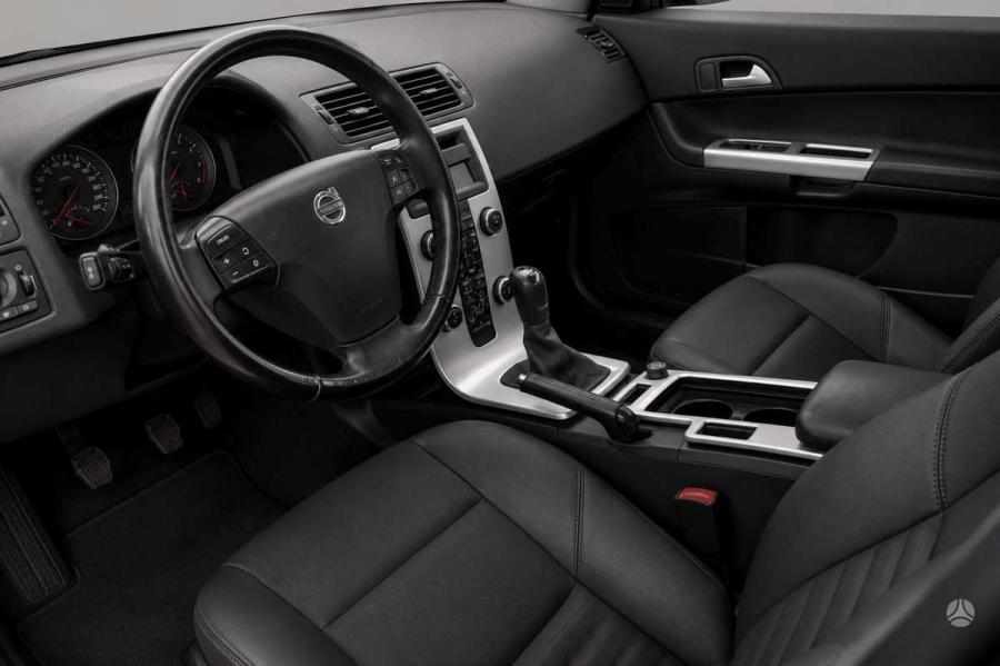 Black Volvo C30 2010 in Vilnius, with an engine capacity of 2.00 L and mileage of 250 thousand km for 3390 €, photo 6 on AUTOMOTO.COM.LV