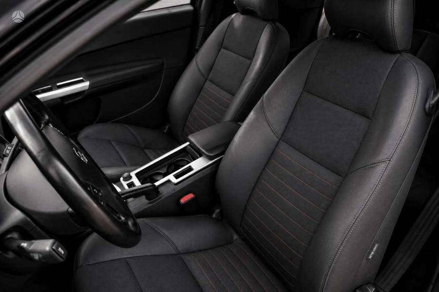 Black Volvo C30 2010 in Vilnius, with an engine capacity of 2.00 L and mileage of 250 thousand km for 3390 €, photo 7 on AUTOMOTO.COM.LV