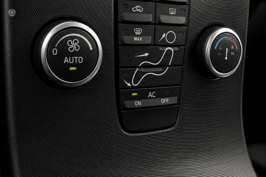 Black Volvo C30 2010 in Vilnius, with an engine capacity of 2.00 L and mileage of 250 thousand km for 3390 €, photo 10 on AUTOMOTO.COM.LV