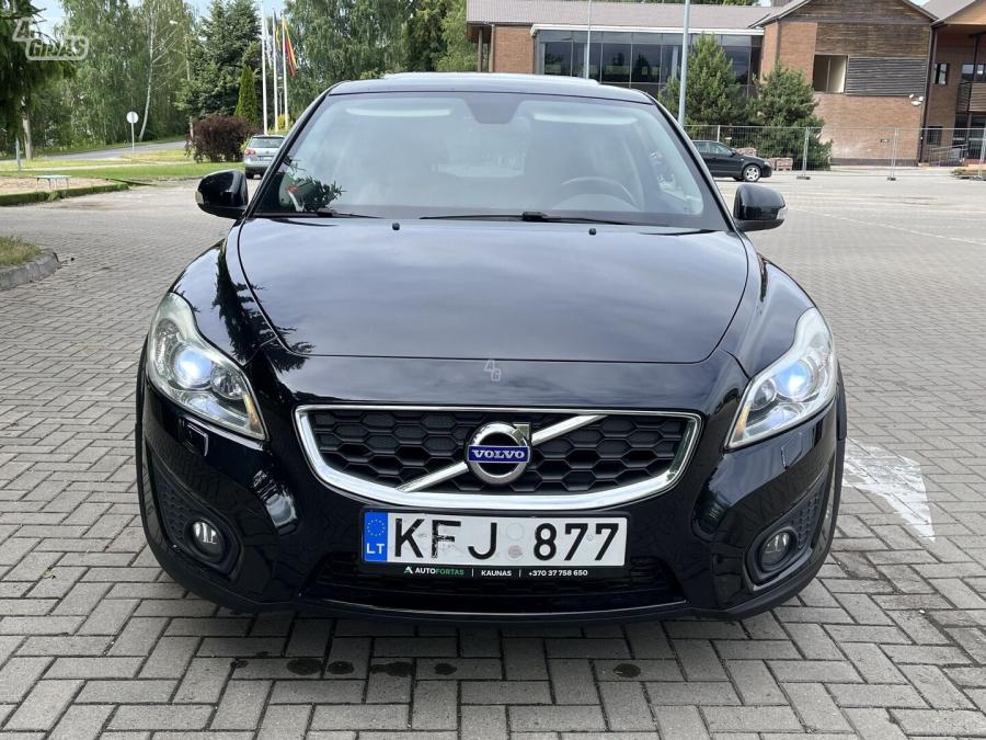 Black Volvo C30 2010 in Vilnius, with an engine capacity of 1.60 L and mileage of 285 thousand km for 2250 €, photo 1 on AUTOMOTO.COM.LV