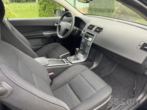 Black Volvo C30 2010 in Rezekne, with an engine capacity of 1.60 L and mileage of 288 thousand km for 4200 €, photo 9 on AUTOMOTO.COM.LV
