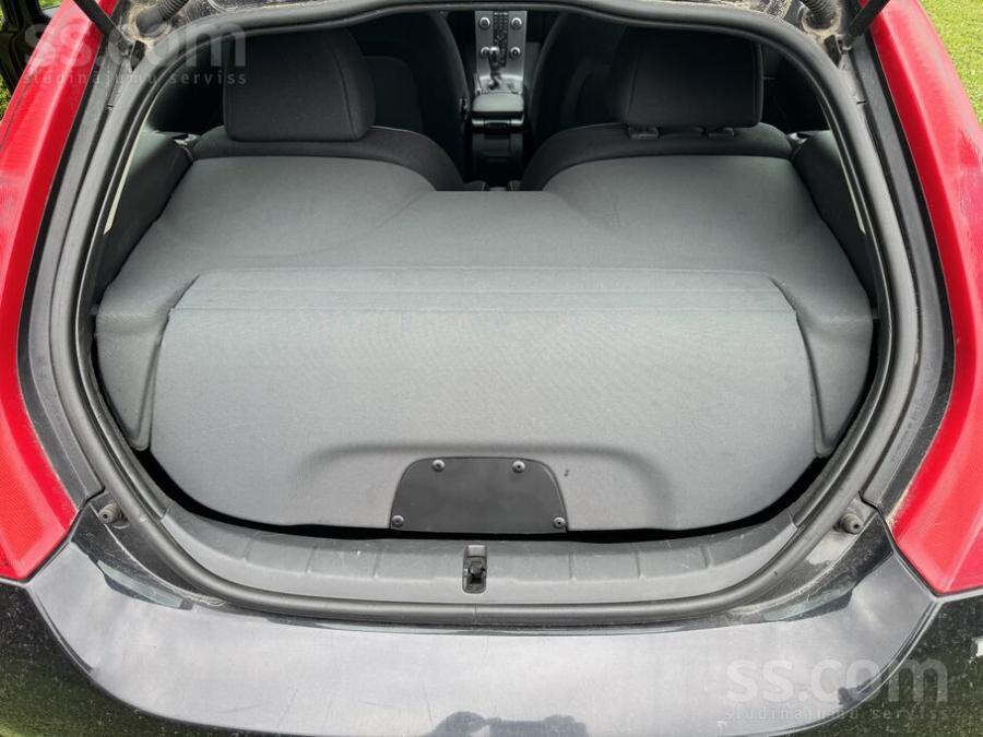 Melns Volvo C30 2010 Rēzekne, ar dzinēja tilpumu 1.60 L un nobraukumu 288 tūkst. km par 4200 €, foto 14 vietnē AUTOMOTO.COM.LV