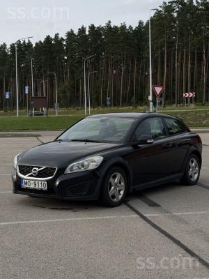 Melns Volvo C30 2010 Rīga, ar dzinēja tilpumu 1.60 L un nobraukumu 270 tūkst. km par 3000 €, foto  vietnē AUTOMOTO.COM.LV