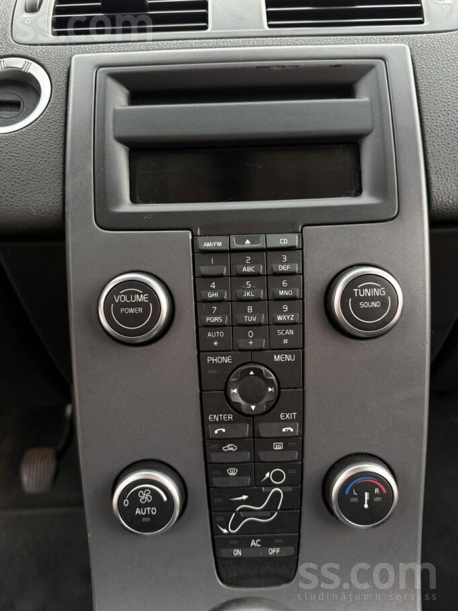 Black Volvo C30 2010 in Riga, with an engine capacity of 1.60 L and mileage of 270 thousand km for 3000 €, photo 9 on AUTOMOTO.COM.LV