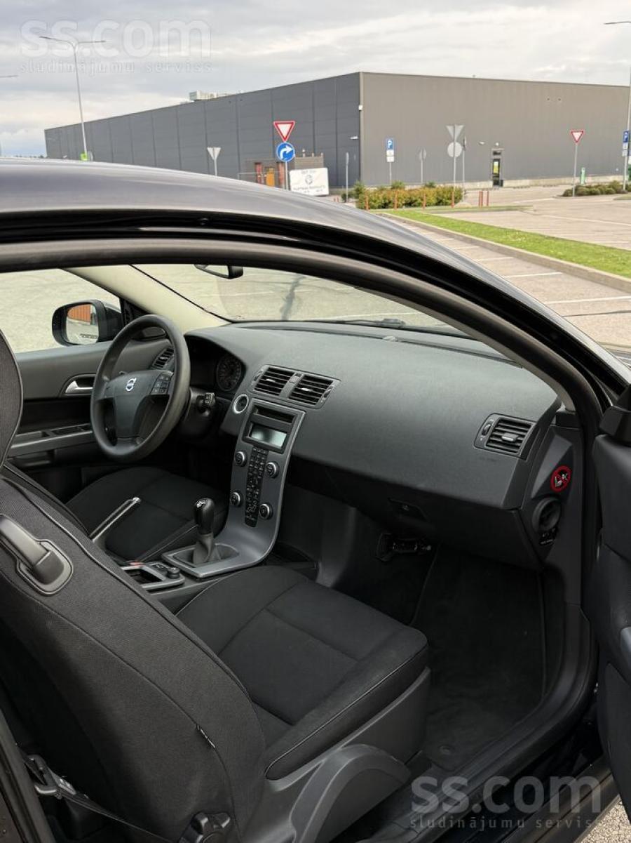 Black Volvo C30 2010 in Riga, with an engine capacity of 1.60 L and mileage of 270 thousand km for 3000 €, photo 10 on AUTOMOTO.COM.LV