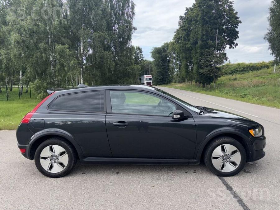 Black Volvo C30 2010 in Valmiera, with an engine capacity of 1.60 L and mileage of 334 thousand km for 2550 €, photo 7 on AUTOMOTO.COM.LV