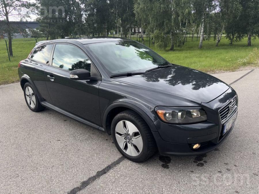 Black Volvo C30 2010 in Valmiera, with an engine capacity of 1.60 L and mileage of 334 thousand km for 2550 €, photo 8 on AUTOMOTO.COM.LV