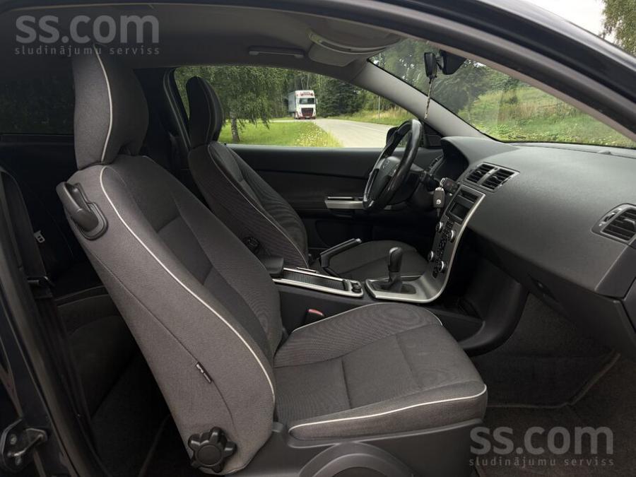 Black Volvo C30 2010 in Valmiera, with an engine capacity of 1.60 L and mileage of 334 thousand km for 2550 €, photo 10 on AUTOMOTO.COM.LV