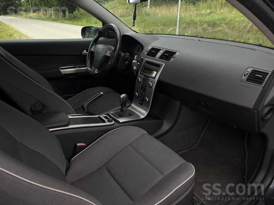 Black Volvo C30 2010 in Valmiera, with an engine capacity of 1.60 L and mileage of 334 thousand km for 2550 €, photo 11 on AUTOMOTO.COM.LV