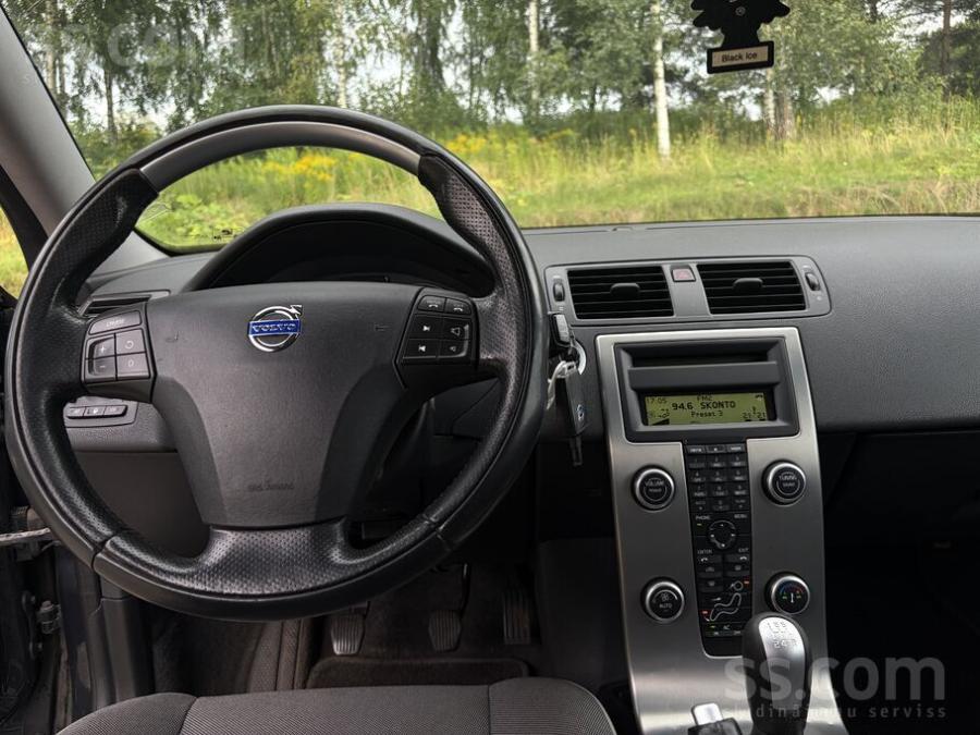 Black Volvo C30 2010 in Valmiera, with an engine capacity of 1.60 L and mileage of 334 thousand km for 2550 €, photo 12 on AUTOMOTO.COM.LV