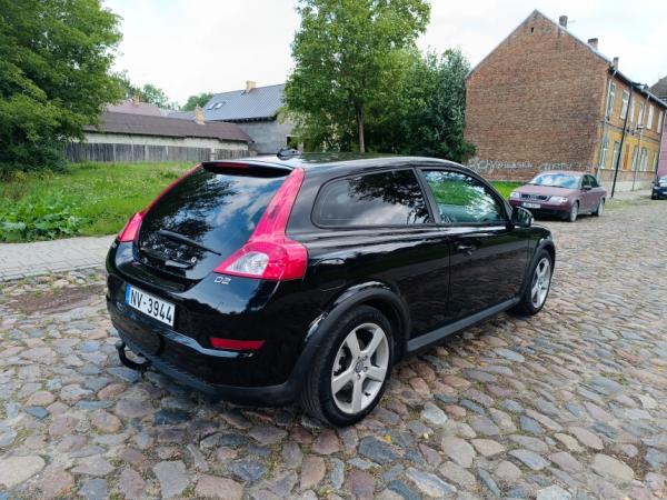 Black Volvo C30 2011 in Riga, with an engine capacity of 1.60 L and mileage of 232 thousand km for 3990 €, photo 3 on AUTOMOTO.COM.LV