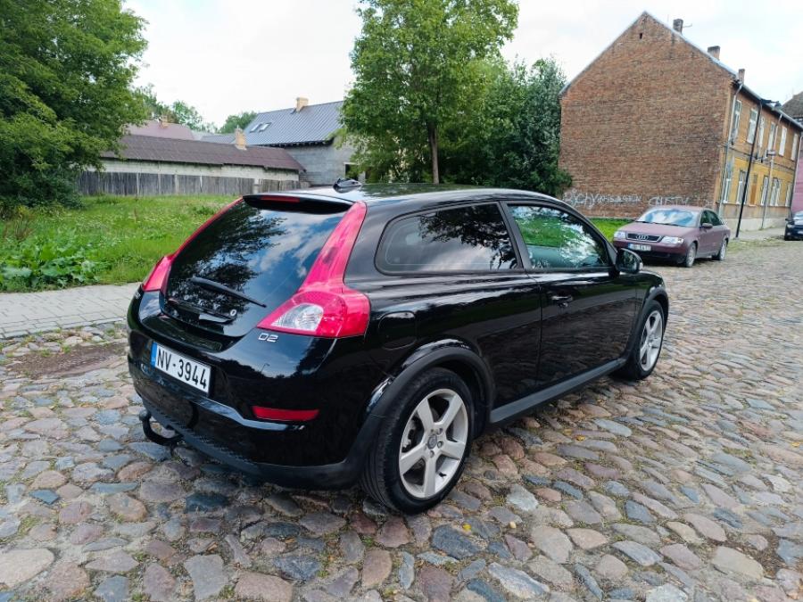 Black Volvo C30 2011 in Riga, with an engine capacity of 1.60 L and mileage of 232 thousand km for 3990 €, photo 4 on AUTOMOTO.COM.LV