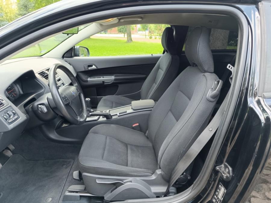 Black Volvo C30 2011 in Riga, with an engine capacity of 1.60 L and mileage of 232 thousand km for 3990 €, photo 8 on AUTOMOTO.COM.LV