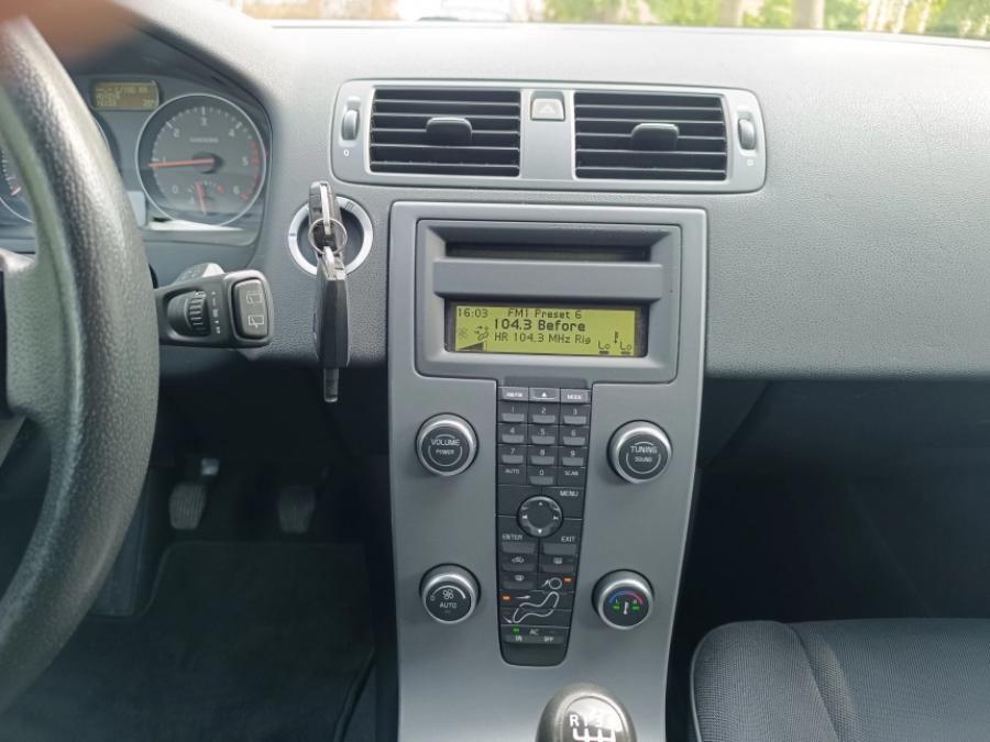 Black Volvo C30 2011 in Riga, with an engine capacity of 1.60 L and mileage of 232 thousand km for 3990 €, photo 13 on AUTOMOTO.COM.LV