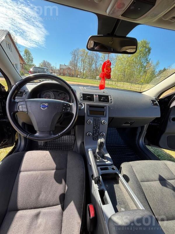 Black Volvo C30 2011 in Kuldiga, with an engine capacity of 2.00 L and mileage of 289 thousand km for 3850 €, photo 6 on AUTOMOTO.COM.LV