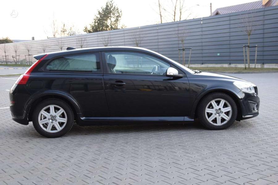 Melns Volvo C30 2012 Viļņa, ar dzinēja tilpumu 1.60 L un nobraukumu 225 tūkst. km par 3800 €, foto 10 vietnē AUTOMOTO.COM.LV