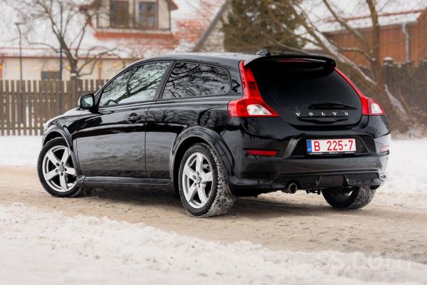 Black Volvo C30 2012 in Jelgava, with an engine capacity of 1.60 L and mileage of 235 thousand km for 5490 €, photo 6 on AUTOMOTO.COM.LV