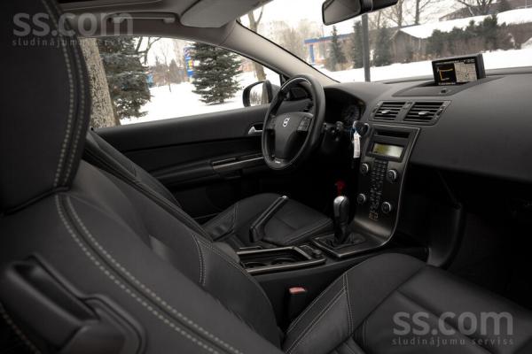 Black Volvo C30 2012 in Jelgava, with an engine capacity of 1.60 L and mileage of 235 thousand km for 5490 €, photo 9 on AUTOMOTO.COM.LV