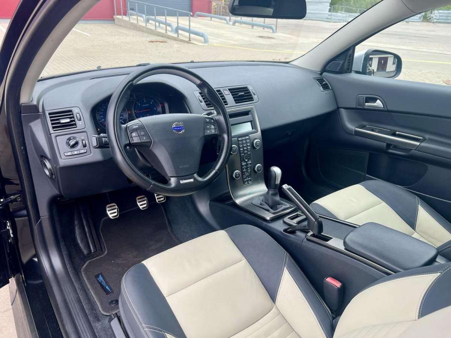 Black Volvo C30 2012 in Kaunas, with an engine capacity of 1.60 L and mileage of 327 thousand km for 3999 €, photo 16 on AUTOMOTO.COM.LV