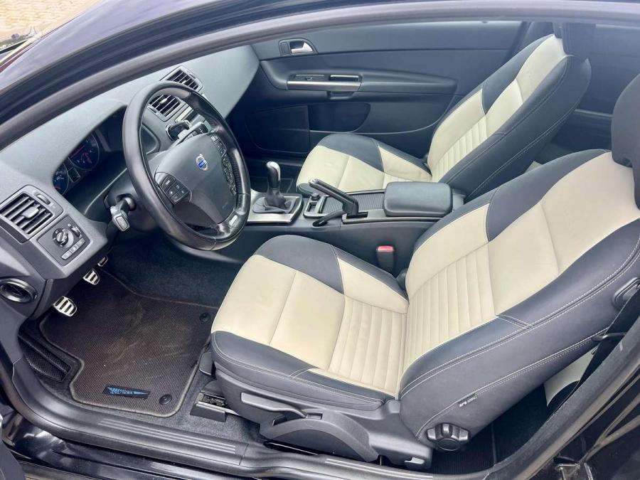 Black Volvo C30 2012 in Kaunas, with an engine capacity of 1.60 L and mileage of 327 thousand km for 3999 €, photo 17 on AUTOMOTO.COM.LV