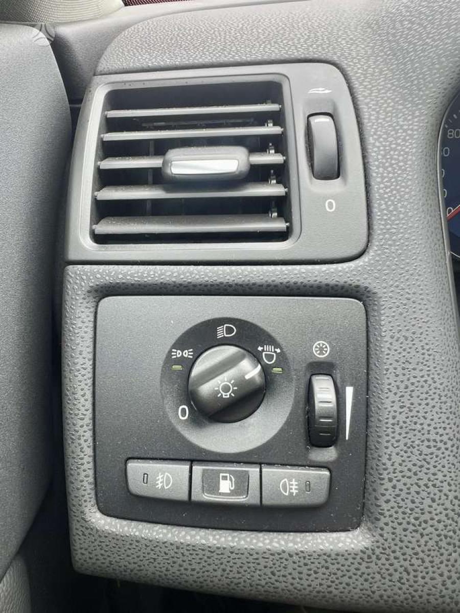 Black Volvo C30 2012 in Kaunas, with an engine capacity of 1.60 L and mileage of 327 thousand km for 3999 €, photo 23 on AUTOMOTO.COM.LV