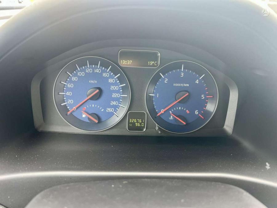 Black Volvo C30 2012 in Kaunas, with an engine capacity of 1.60 L and mileage of 327 thousand km for 3999 €, photo 26 on AUTOMOTO.COM.LV