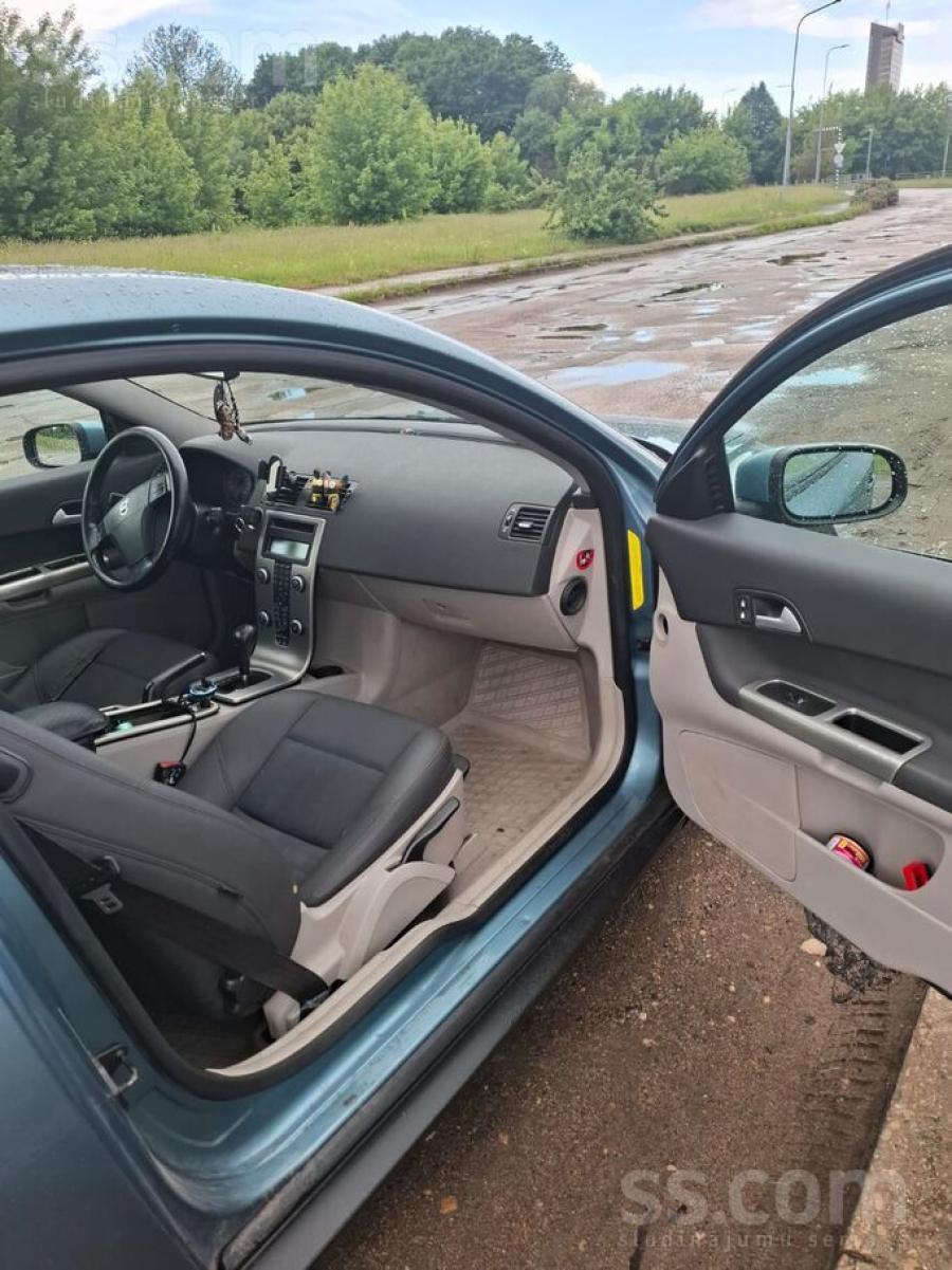 Blue Volvo C30 2007 in Riga, with an engine capacity of 2.40 L and mileage of 269 thousand km for 2500 €, photo 4 on AUTOMOTO.COM.LV