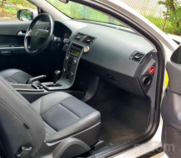 Volvo C30 2007 in Riga, with an engine capacity of 2.40 L and mileage of 275 thousand km for 3750 €, photo 5 on AUTOMOTO.COM.LV