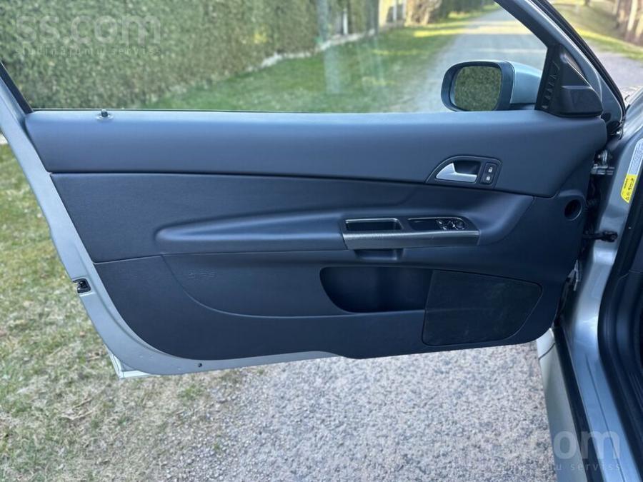Volvo C30 2008 in Talsi, with an engine capacity of 2.40 L and mileage of 241 thousand km for 4770 €, photo 10 on AUTOMOTO.COM.LV