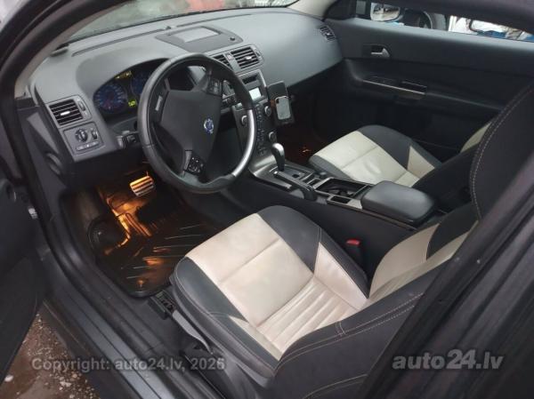 Volvo C30 2012 in Tallinn, with an engine capacity of 2.00 L and mileage of 218 thousand km for 7777 €, photo 6 on AUTOMOTO.COM.LV