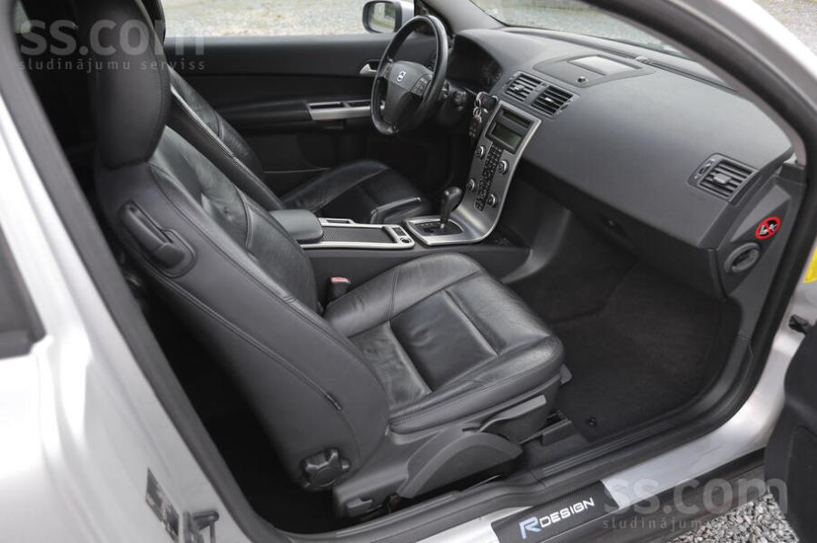 Grey Volvo C30 2007 in Riga, with an engine capacity of 2.40 L and mileage of 298 thousand km for 4690 €, photo 9 on AUTOMOTO.COM.LV