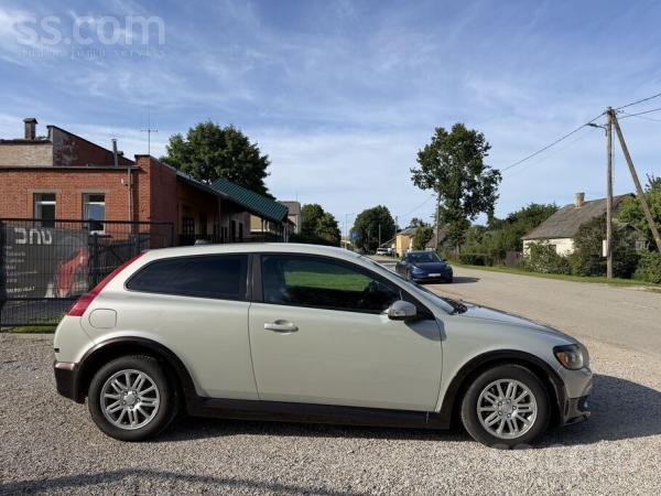 Grey Volvo C30 2007 in Ventspils, with an engine capacity of 2.00 L and mileage of 290 thousand km for 2200 €, photo 4 on AUTOMOTO.COM.LV