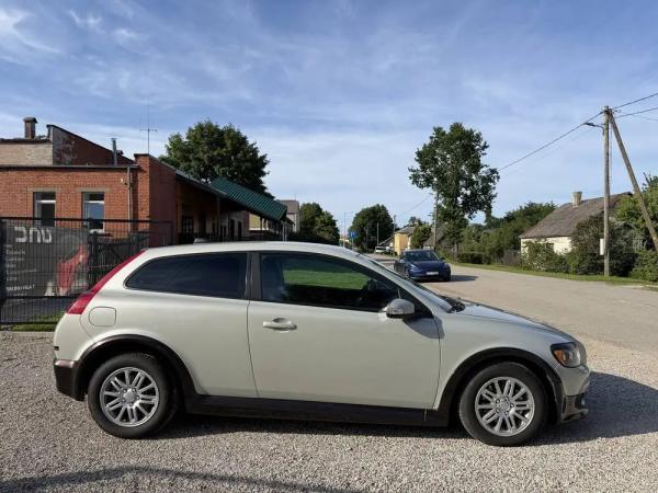Grey Volvo C30 2007 in Ventspils, with an engine capacity of 2.00 L and mileage of 290 thousand km for 2200 €, photo 4 on AUTOMOTO.COM.LV