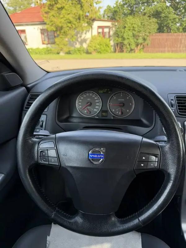 Grey Volvo C30 2007 in Ventspils, with an engine capacity of 2.00 L and mileage of 290 thousand km for 2200 €, photo 8 on AUTOMOTO.COM.LV