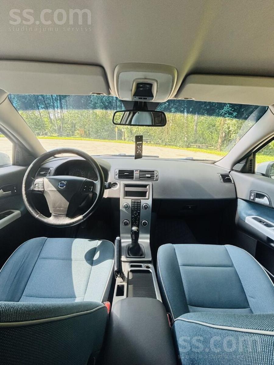 Grey Volvo C30 2007 in Jelgava, with an engine capacity of 1.60 L and mileage of 292 thousand km for 2300 €, photo 7 on AUTOMOTO.COM.LV