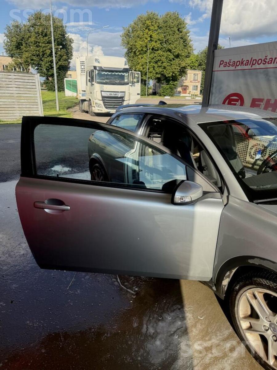 Pelēks Volvo C30 2007 Daugavpils, ar dzinēja tilpumu 2.00 L un nobraukumu 261 tūkst. km par 3800 €, foto 3 vietnē AUTOMOTO.COM.LV