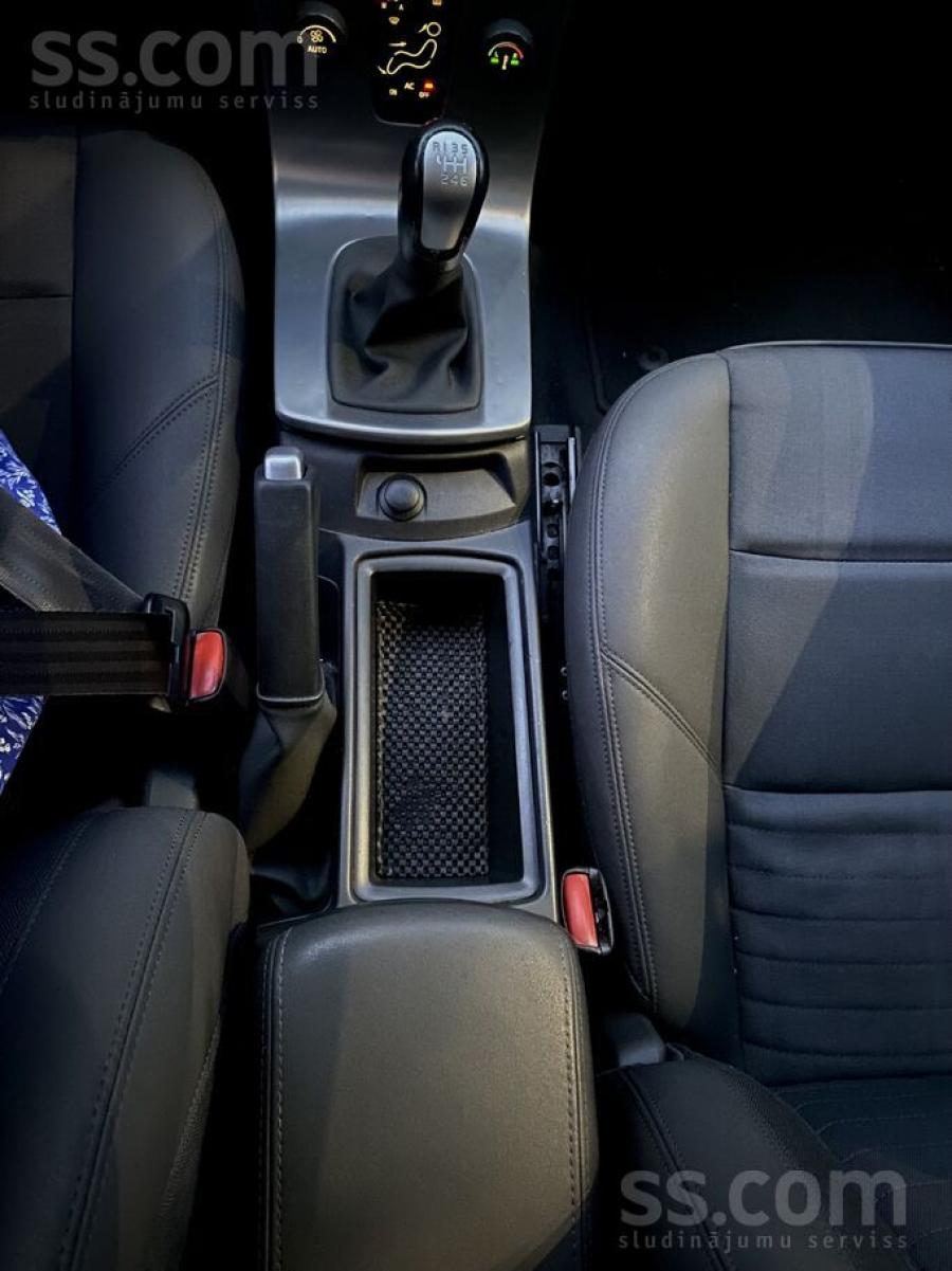 Pelēks Volvo C30 2007 Daugavpils, ar dzinēja tilpumu 2.00 L un nobraukumu 261 tūkst. km par 3800 €, foto 7 vietnē AUTOMOTO.COM.LV