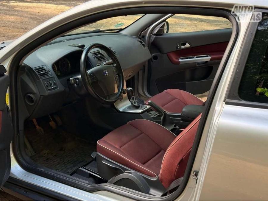 Grey Volvo C30 2007 in Utena, with an engine capacity of 2.00 L and mileage of 353 thousand km for 1450 €, photo 6 on AUTOMOTO.COM.LV