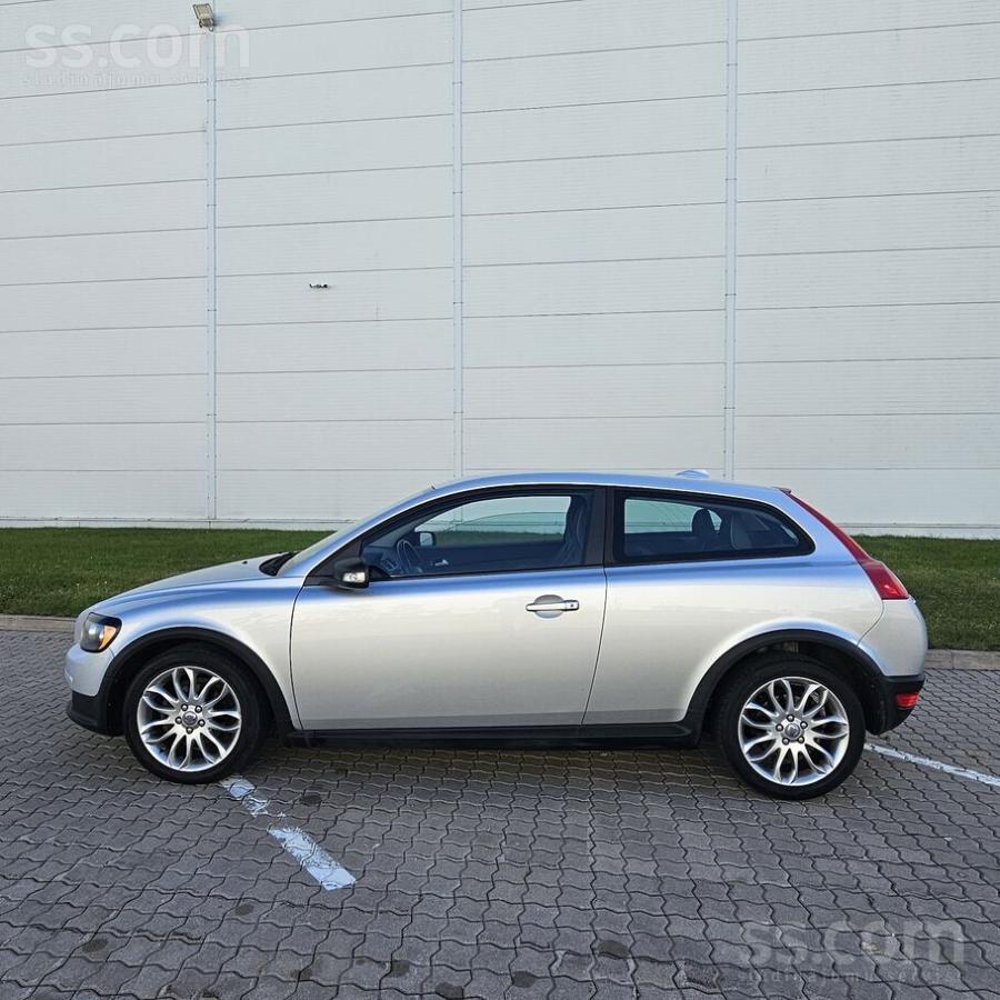 Grey Volvo C30 2007 in Riga, with an engine capacity of 1.60 L and mileage of 171 thousand km for 3890 €, photo 6 on AUTOMOTO.COM.LV