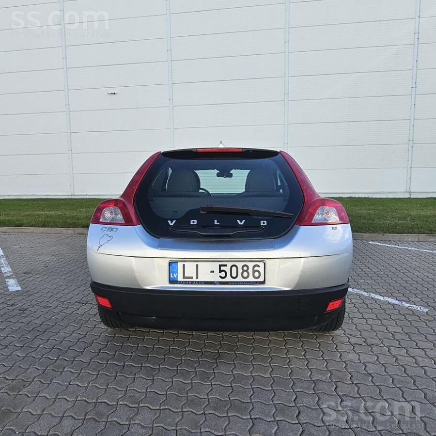 Grey Volvo C30 2007 in Riga, with an engine capacity of 1.60 L and mileage of 171 thousand km for 3890 €, photo 8 on AUTOMOTO.COM.LV