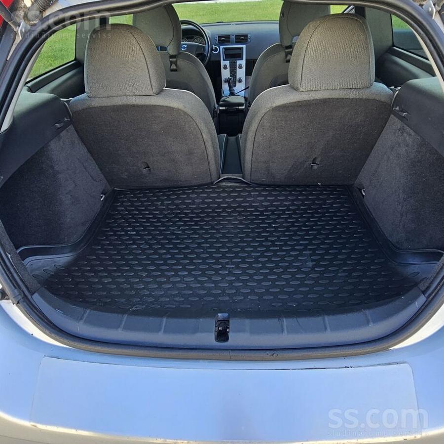 Grey Volvo C30 2007 in Riga, with an engine capacity of 1.60 L and mileage of 171 thousand km for 3890 €, photo 12 on AUTOMOTO.COM.LV