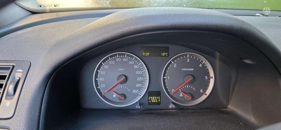Pelēks Volvo C30 2008 Viļņa, ar dzinēja tilpumu 2.00 L un nobraukumu 259 tūkst. km par 2300 €, foto 8 vietnē AUTOMOTO.COM.LV