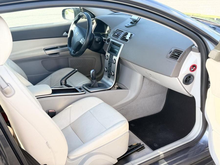Grey Volvo C30 2009 in Vilnius, with an engine capacity of 1.60 L and mileage of 297 thousand km for 1750 €, photo 9 on AUTOMOTO.COM.LV